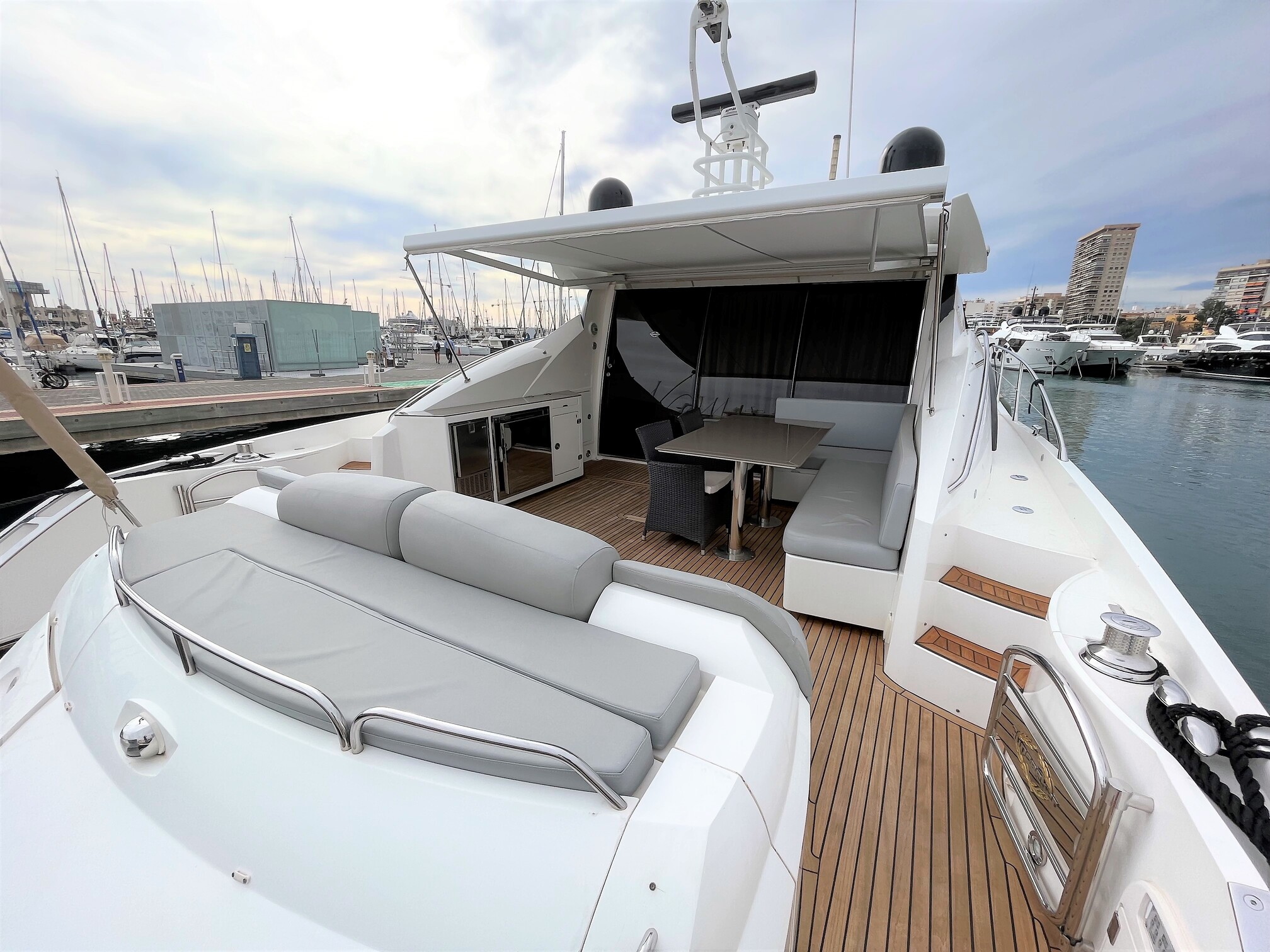 Sunseeker predator 72 - Alquiler de barcos Ibiza y otros destinos por el mundo